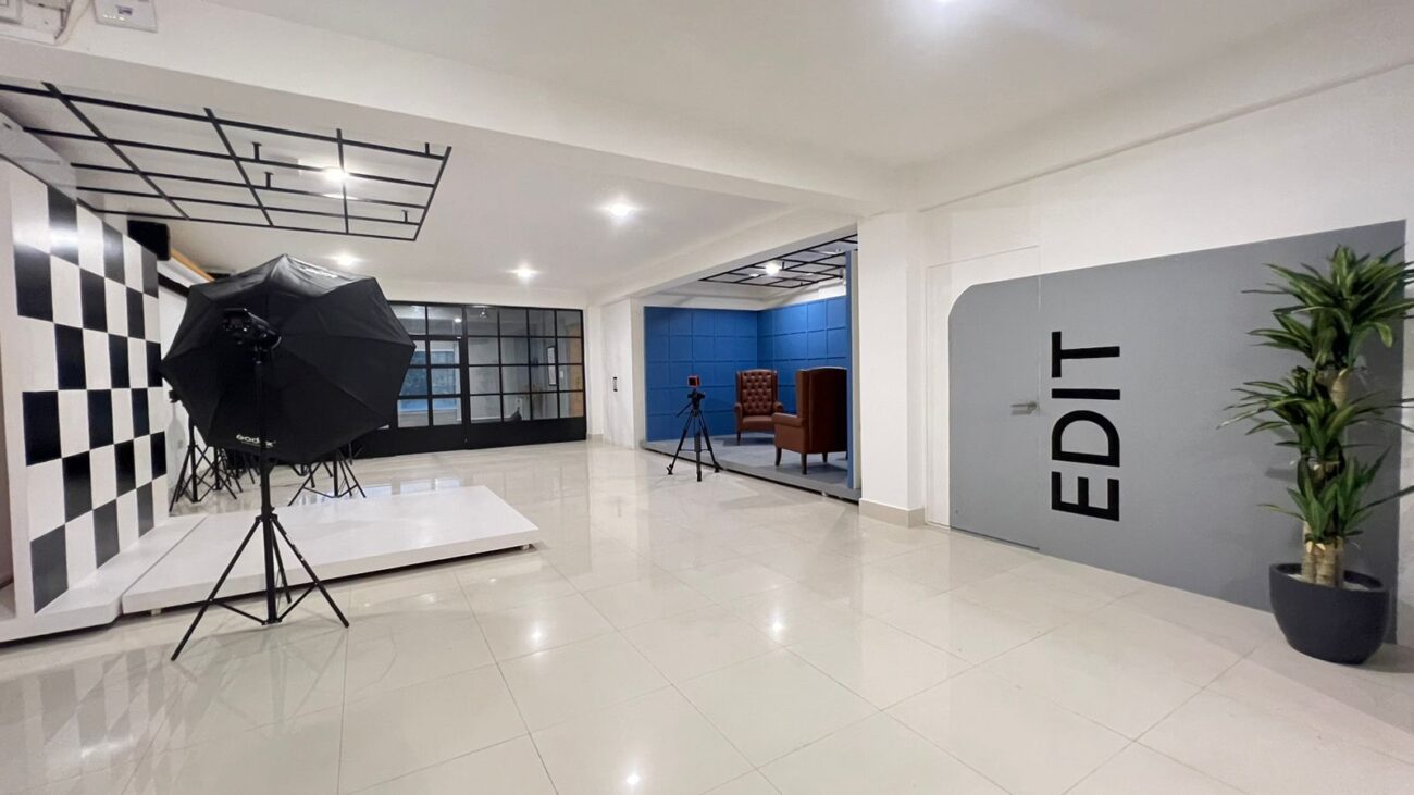 Fitting Frames - Best Studio on Rent for Shoot in Delhi NCR