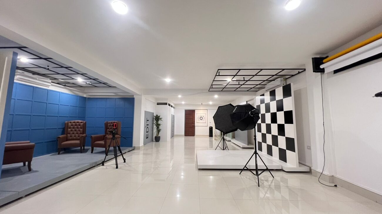 Fitting Frames - Best Studio on Rent for Shoot in Delhi NCR